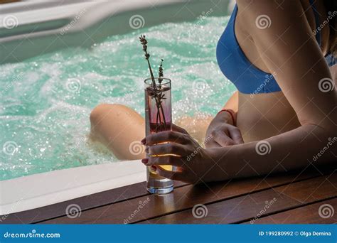 Mujer En Jacuzzi Jacuzzi Hidromasaje En Bikini Azul Sosteniendo Cóctel