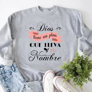 Dios Tiene Un Plan Que Lleva Tu Nombre Bible Verse Sweatshirt