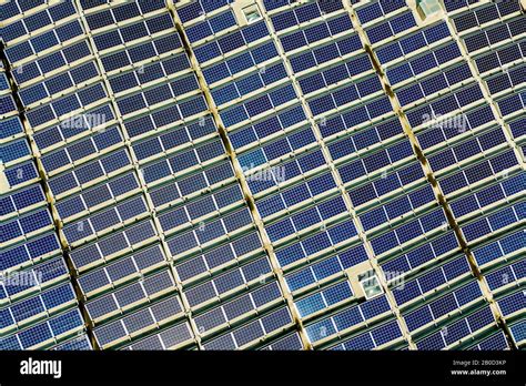 Vista aérea de muchos paneles solares voltaicos fotográficos montados