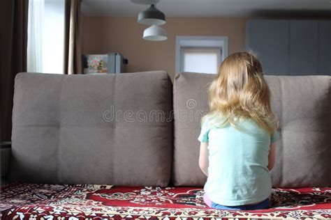 Enfant Puni Triste Et Déprimé De Petite Fille S asseyant Sur Le