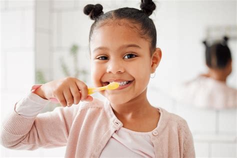 Escova de dentes infantil e escovar os dentes em um banheiro doméstico