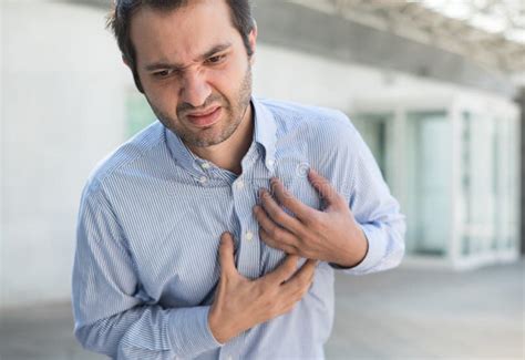 Sirva El Síntoma Del Dolor De Pecho De La Sensación Y Del Ataque Del