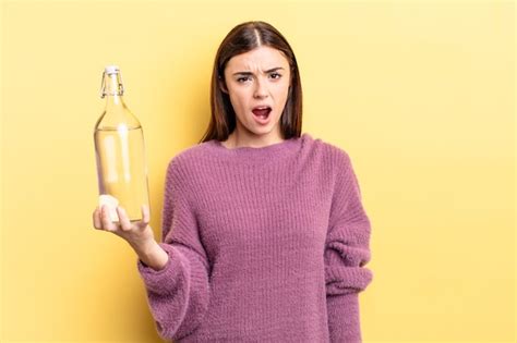 Mujer Hispana Joven Que Se Siente Perpleja Y Confundida Concepto De