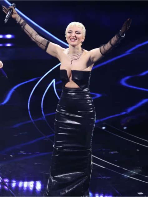 Sanremo 2023 Arisa E La Violinista Di Lazza Indossano Lo Stesso