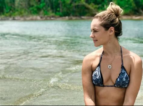 Paola Oliveira posa linda de biquíni e mostra barriga trincada