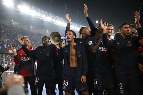 Foot La communion des joueurs du PSG avec les supporters menée par