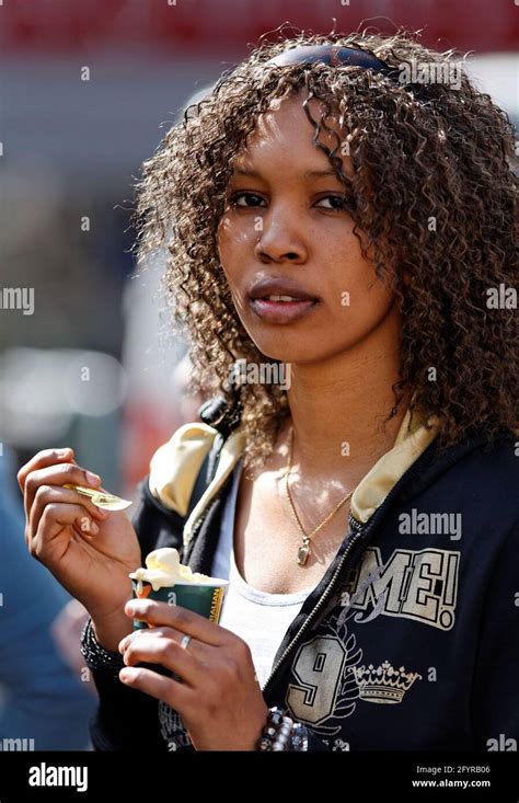 Portrait De Jeune Fille Aux Cheveux Noir Boucl S Mange Un Cornet De