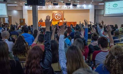 Alumnos del último año de las escuelas secundarias asistieron a la