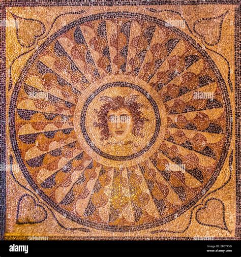 Sol en mosaïque avec la tête de Medusa de Kos 3rd siècle Palais des