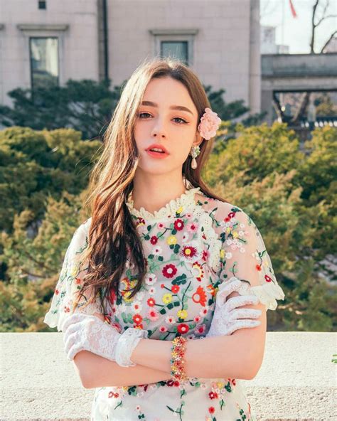 10 Potret Dasha Taran YouTuber Rusia Yang Dikontrak Agensi Korea