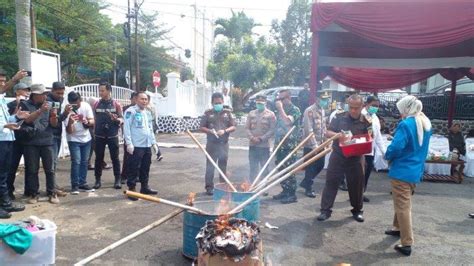 Kejari Ciamis Musnahkan Puluh Ribuan Barang Bukti Tindak Kejahatan