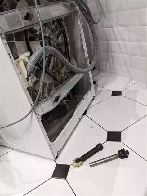 Wymiana amortyzatorów w pralce Whirlpool AWO D 6330 P Naprawiaj nie