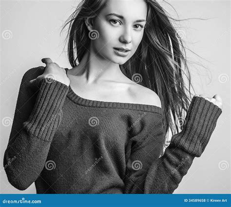 Jeune Pose Modèle Sensuelle De Fille Dans Le Studio Photo stock