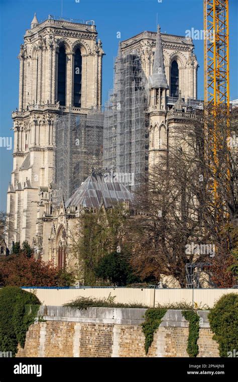 S Dseite Mit Einr Stung Beim Besuch Der Kathedrale Notre Dame De Paris
