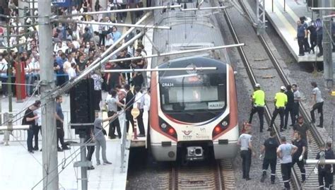 İstanbulda feci olay Marmaray Bostancıda bir kişi raylara atlayarak