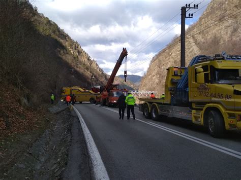 Trafic rutier blocat pe Valea Oltului în zona oraşului Brezoi din