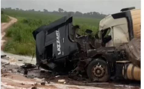 Colisão entre carretas deixa duas pessoas feridos na BR 364 entre