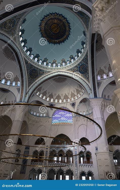 Istanbul Turquie 9272021 Intérieur De La Mosquée Camlica à Istanbul