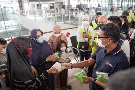 Tinjau Soetta Menparekraf Bagikan Healthy Kit Ke Penumpang Republika