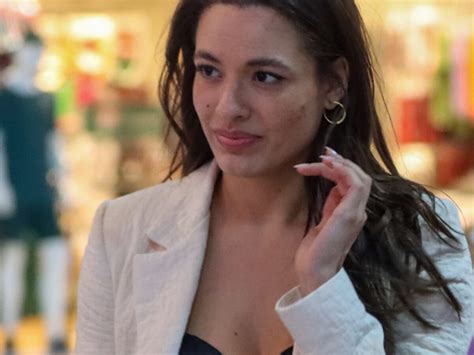 Beatriz Reis quase mostra demais em ensaio após ser confirmada em