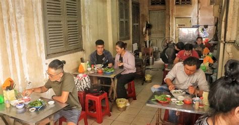 Quán phở được khách đặt tên ông già tóc bạc ở TP HCM Nấu than củi