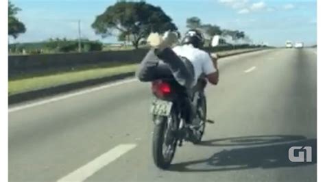 Motociclista é flagrado pilotando deitado na Dutra em São José veja