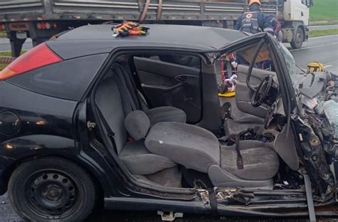 Três pessoas ficam feridas em acidente carro e bitrem