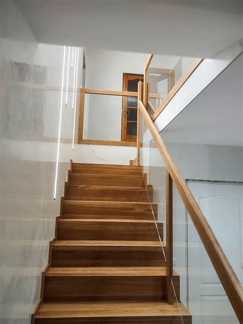 dębowe schody na beton balustrada ze szkła hartowanego Schody Komor