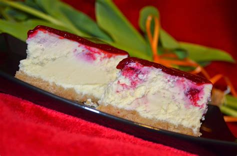 Kuchenne hity Sernik z białą czekoladą i malinami