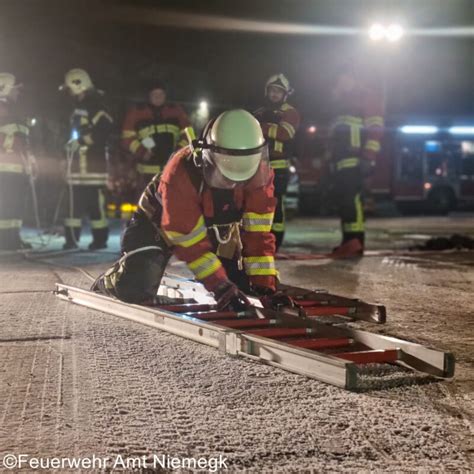 Ausbildung Ausleuchten Der Einsatzstelle Eisrettung Feuerwehr Niemegk