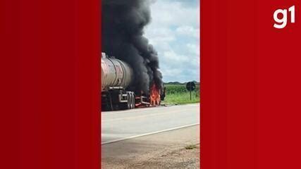 Caminhão carregado de etanol pega fogo e interdita BR 163 em Sorriso
