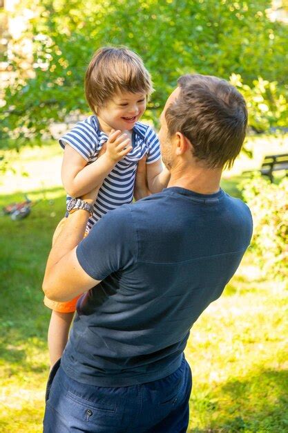 Vista Trasera De Un Padre Con Su Hijo De Pie En El Parque Foto Premium