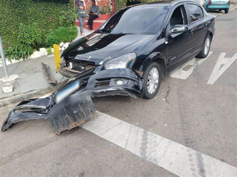 Motorista invade preferencial e causa acidente na CIC vítima é levada