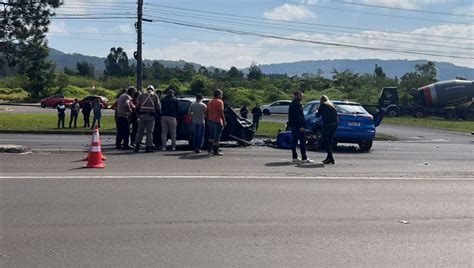 Três pessoas ficam feridas em acidente entre dois carros na RS 239