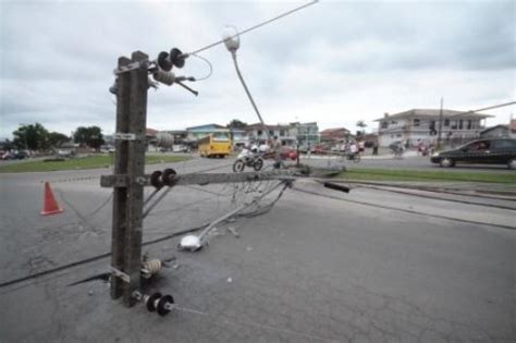 Carreta Atinge Fios Derruba Quatro Postes E Deixa Parte Da Zona Sul De