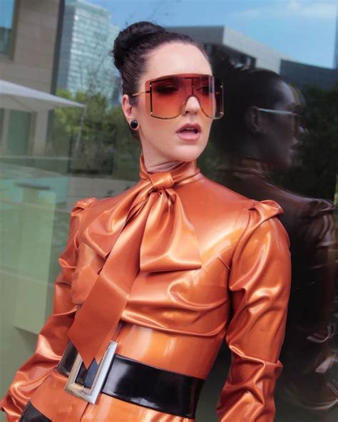 Pin Von Kathleen Rohr Auf Schnellgemerkte Pins Lack Kleidung Latex