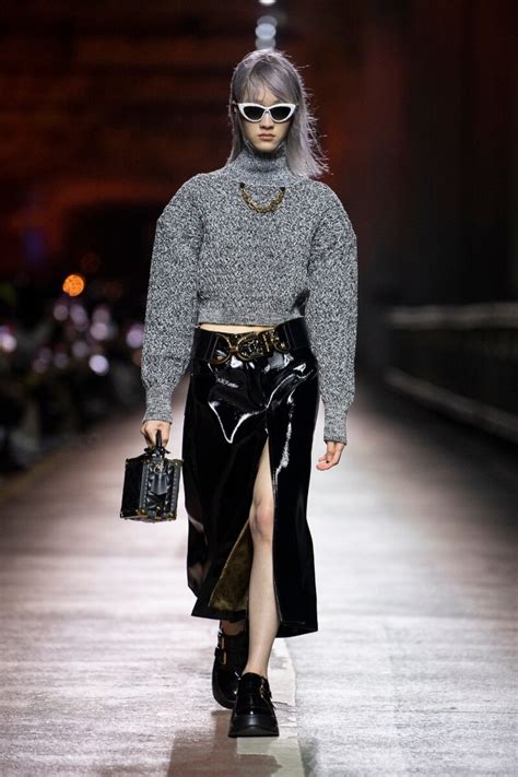 Louis Vuitton colección PreFall 2023 en un desfile en Seúl Foto 28