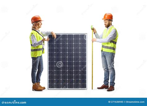 Ingenieros De Sexo Masculino Y Femenino Que Miden El Panel Solar Imagen