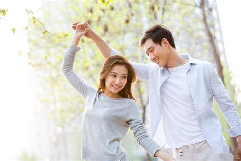 两性交往，中年女人常有三种表现，一般就是认定你了男人爱情家人