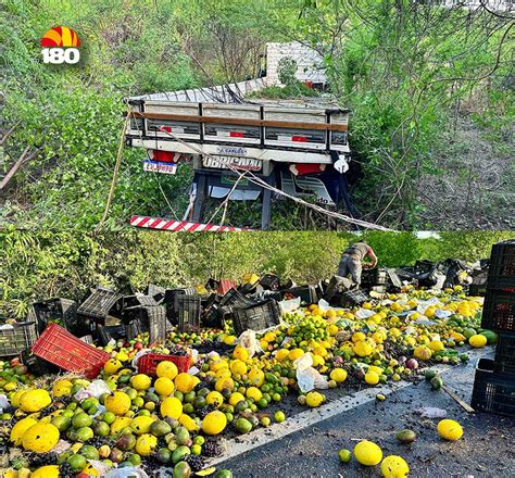 Caminhão carregado de frutas tomba na BR 407 Sul do Piauí e motorista