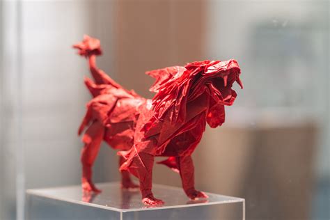 La exposición Origami de papel a obra de arte llena de originales