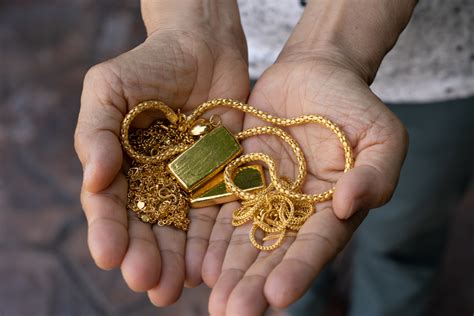 Harga Emas Antam Turun Rp6 000 Simak Beda Beli Online Vs Di Toko