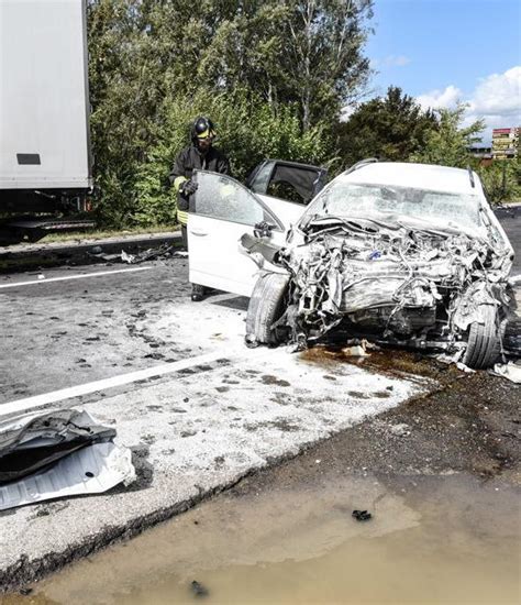 Si Schianta In Auto Contro Un Tir Gravissima