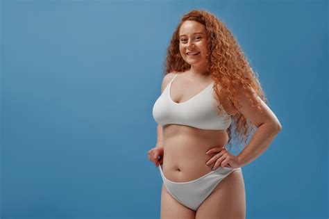 Garota Ruiva Sardas Em Um Fundo Azul Foto Premium