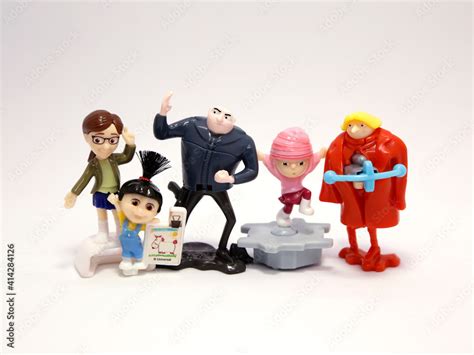 Gru With His Daughters Agnes Edith And Margo And With His Brother Dru