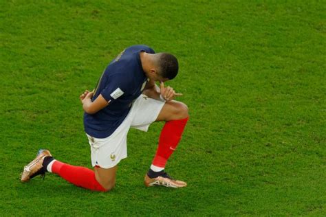 Qué significa la nueva celebración de Kylian Mbappé que se hizo