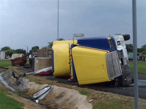 Vuelca tráiler cargado con rollos de acero