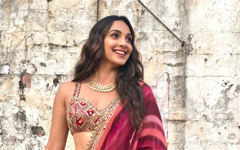 Kiara Advani K Wallpaper For Iphone Hd Background Images And