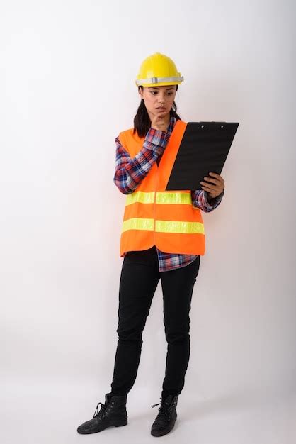 Disparo de cuerpo completo del joven trabajador de la construcción de
