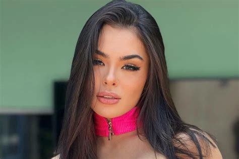 Bia Michelle Ex De MC Gui Impressiona Ao Exibir Corpo A Mais